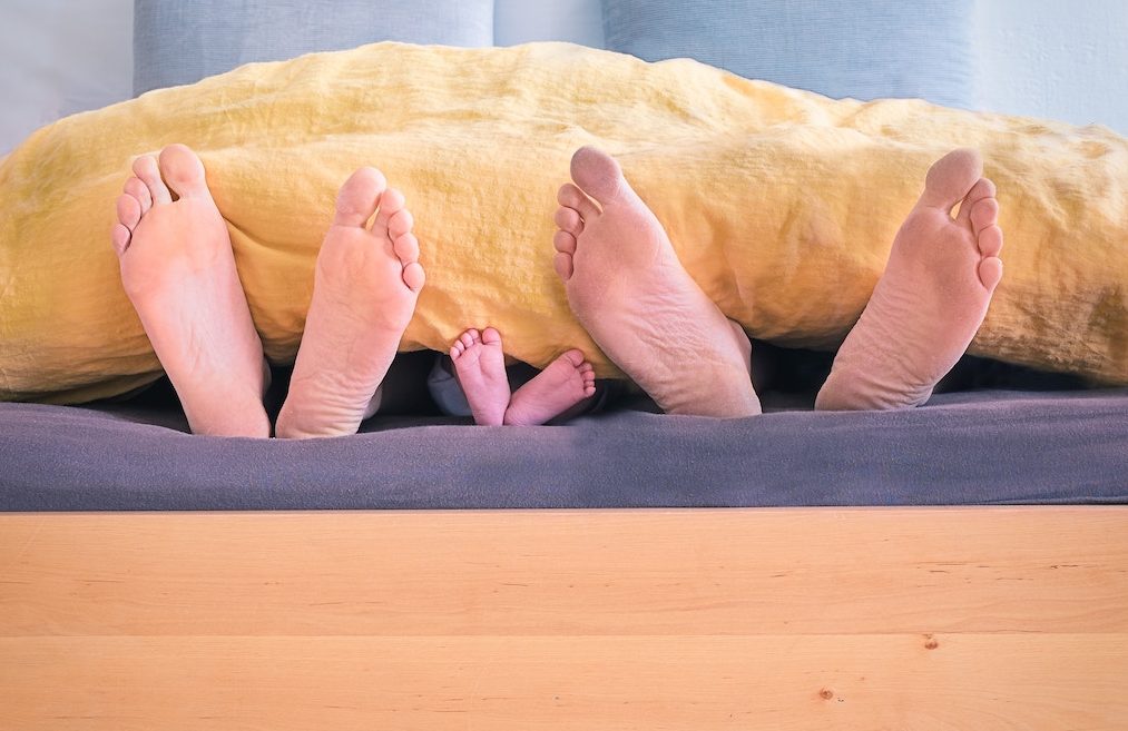 Pros and Cons of a Co-Sleeping and Communal Family Beds – Brooklyn Bedding